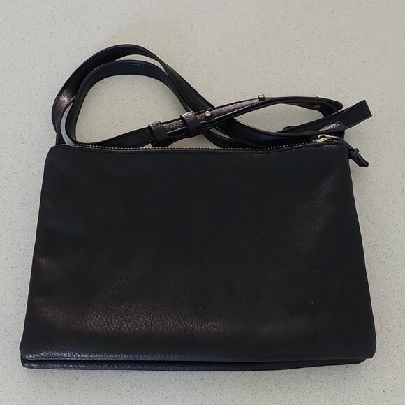 G H Bass & Company | Bags | G H Bass Co Black Crossbody Purse | Poshmark